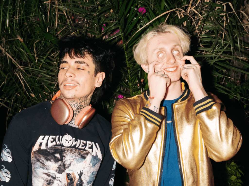 "GOD DAMN" : Un Tourbillon Musical Où le Cœur et l'Âme Convergent par ...