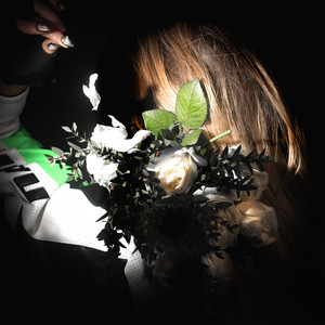 TETHA sur “bitch bye-bye”, Une Ode à la Libération Post-Relation ...