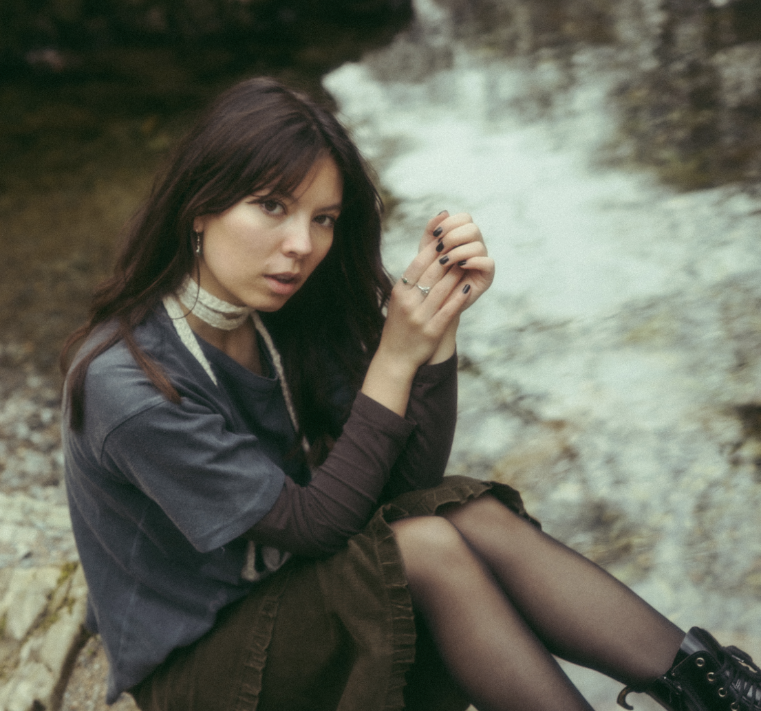 DIMILA envoûte avec “Fairies”, un folk-pop éthéré où la fragilité ...